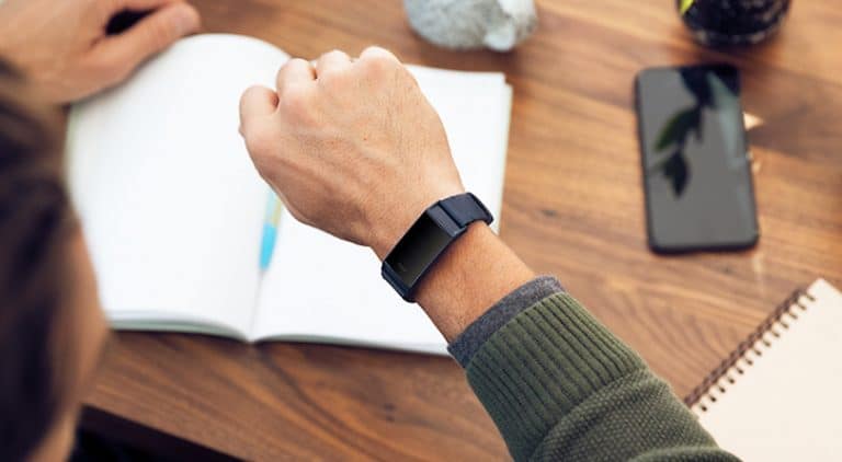 Fitbit black screen issue: what to do if the device's screen is blank ...