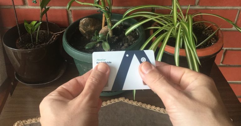 Review: AliveCor KardiaMobile Card - a medical-grade ECG device that ...